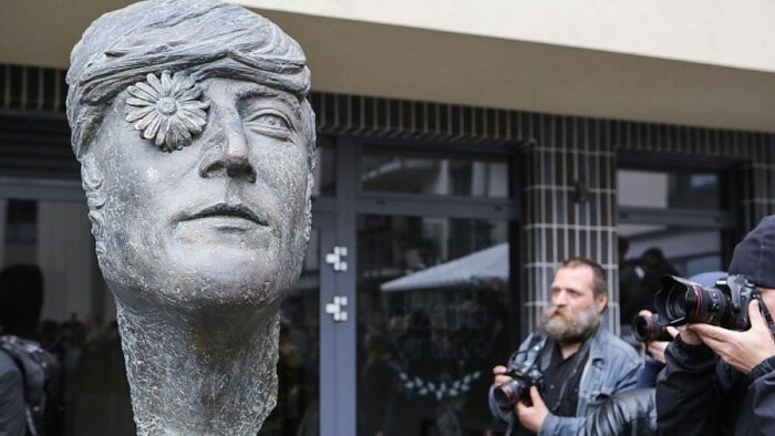 Sculpture to John Lennon unveiled in Vilnius - LRT