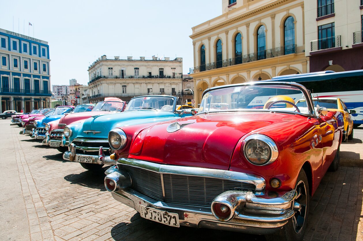 Istoriniai automobiliai: išvardijo eilę privalumų ir tai, kas kelia ...