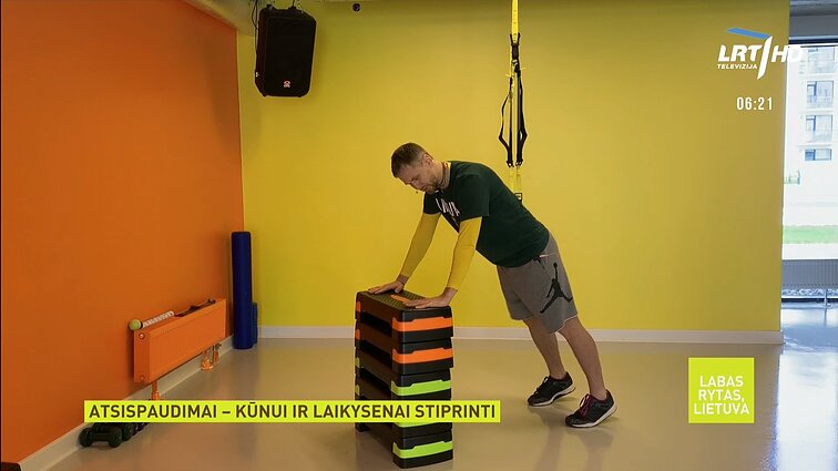 Ignas Bakėjus rodo, kaip išmokti padaryti atsispaudimą, vieną ...