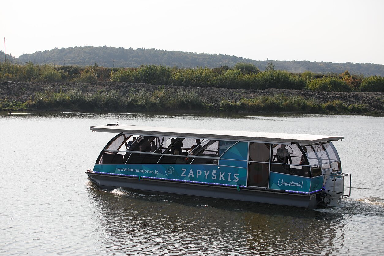 Pakaunėje Nemuno krantus jau jungia ir katamaranas „Zapyškis“ - LRT