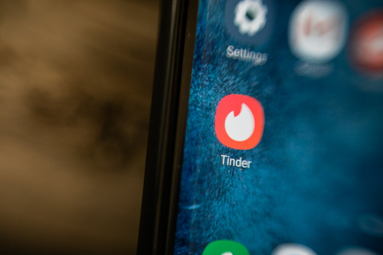 „Tinder“ kūrėjai išbando naują dirbtinio intelekto įrankį: padės ...