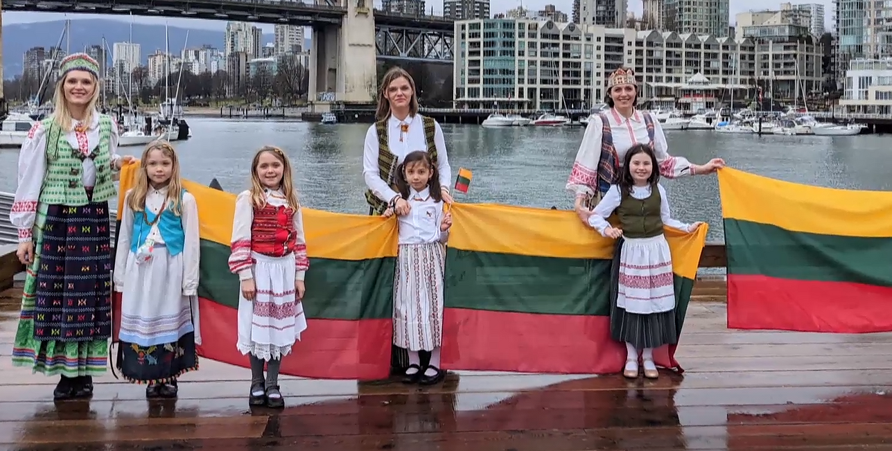 Širdyje lietuvis. Lietuvos vėliava pasipuošusi bažnyčia Čikagoje ...