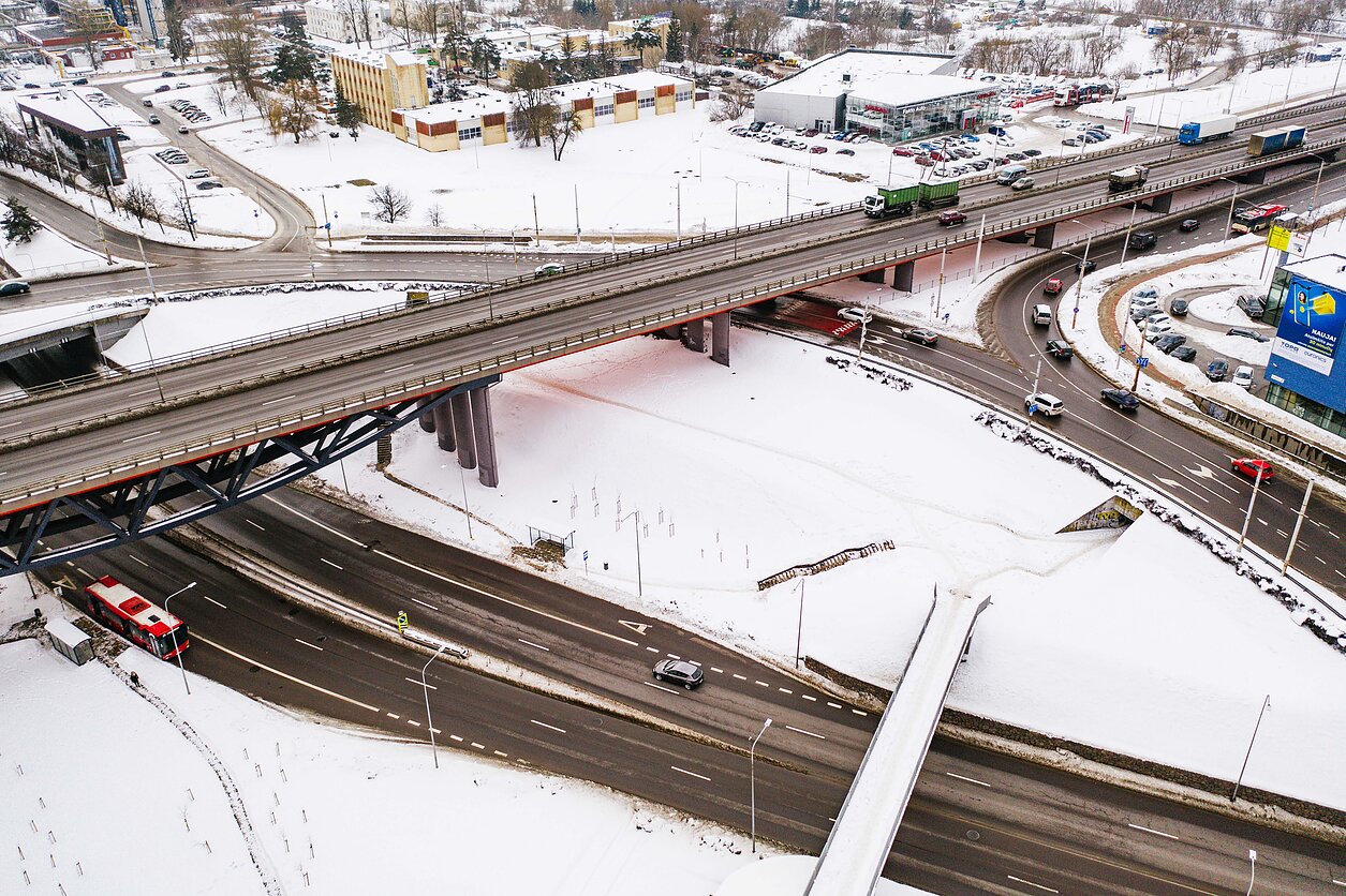 Eismo sąlygas naktį sunkins plikledis ir lijundra - LRT