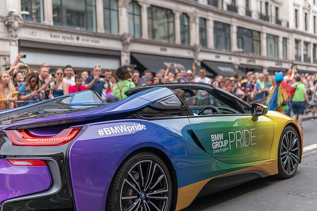 BMW ir „Mercedes“ palaikymą LGBT vairuotojai vertina skirtingai: vieni ...