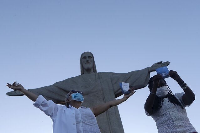 Brazilijoje sulaikyti du prancūzų keliautojai, užsiropštę ant ...