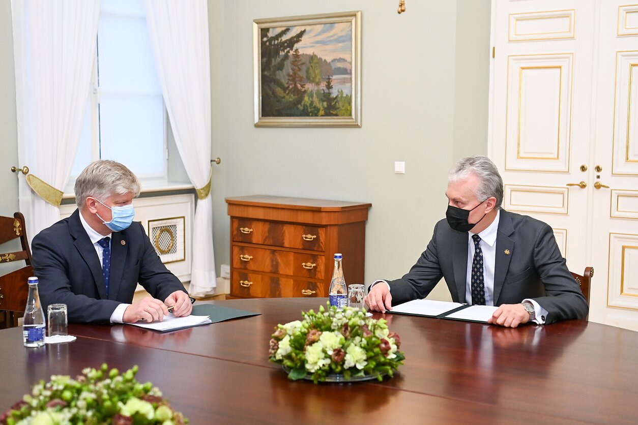 Besikaupiant kritikai virš ministro galvos Navickas teigia jaučiantis ...