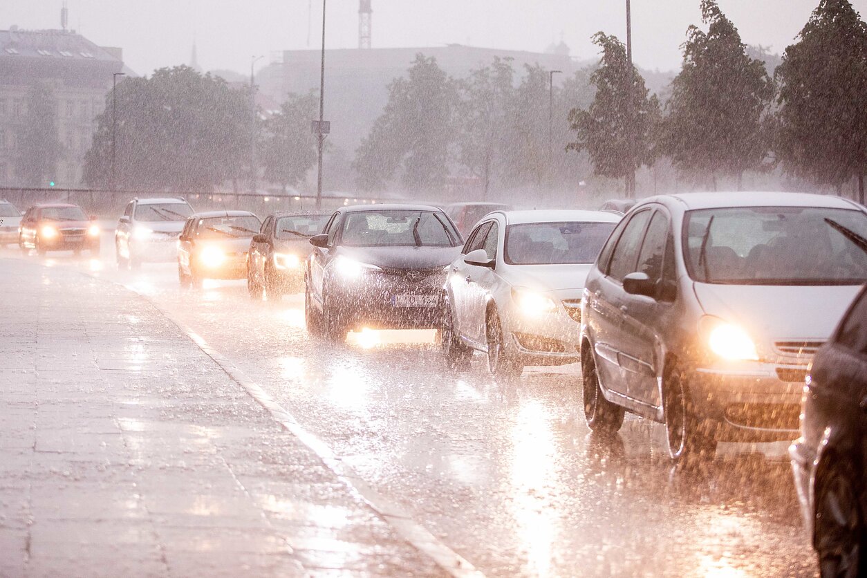 Kelininkai: šalies keliai daugiausia šlapi, dieną didelę šalies dalį ...