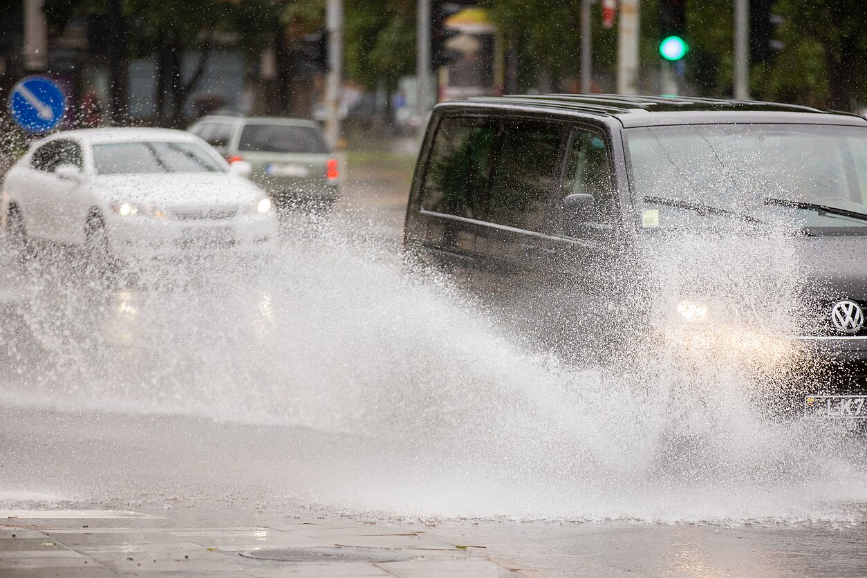 Hidrometeorologai sako, kad Lietuvoje lijo netolygiai – kai kur tęsiasi ...