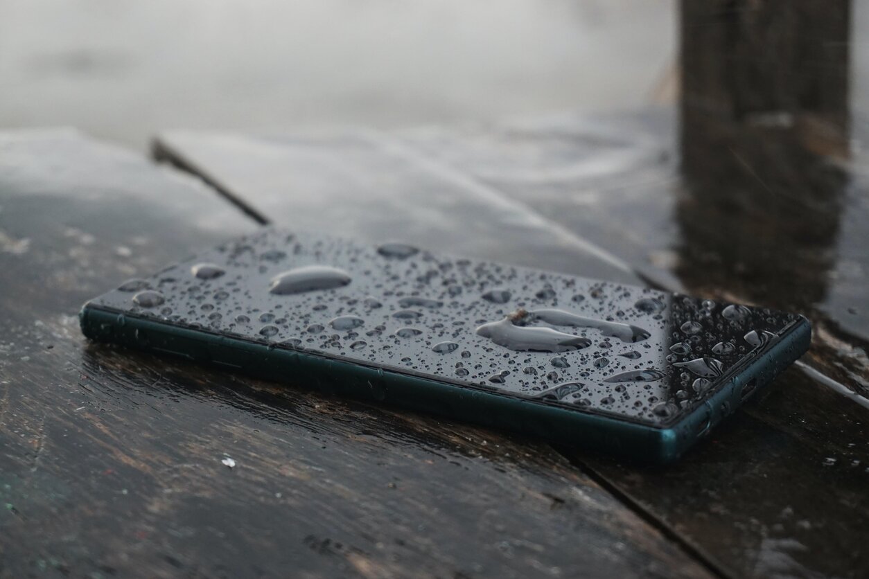 Kaip suteikti pirmąją pagalbą sušlapusiam telefonui ir kodėl nereikia ...