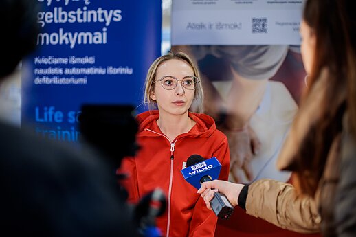 Vilniaus oro uoste keleiviai mokyti naudotis defibriliatoriumi - LRT