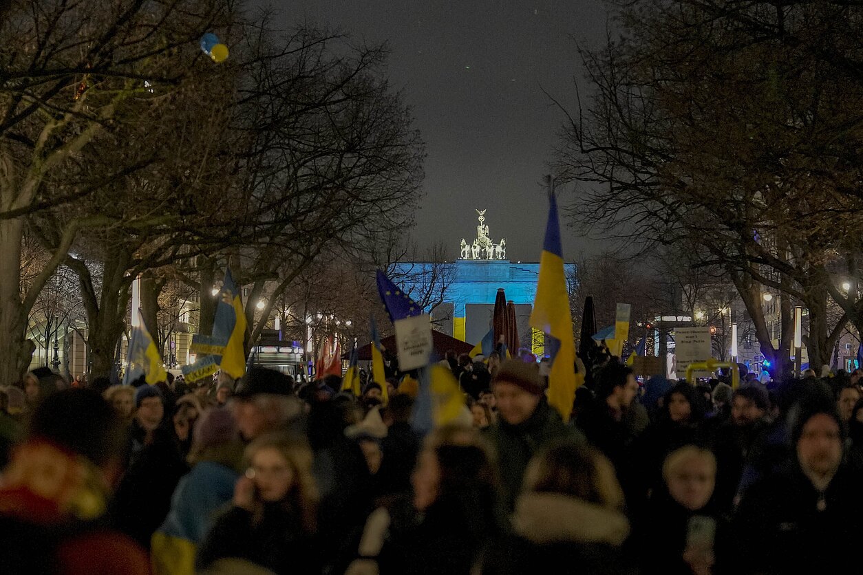 Tūkstančiai žmonių prisijungė prie demonstracijos Berlyne, raginančios ...