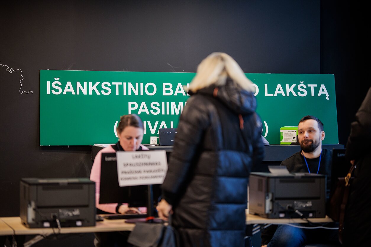 Tęsiamas balsavimas iš anksto, pradeda balsuoti rinkėjai ...