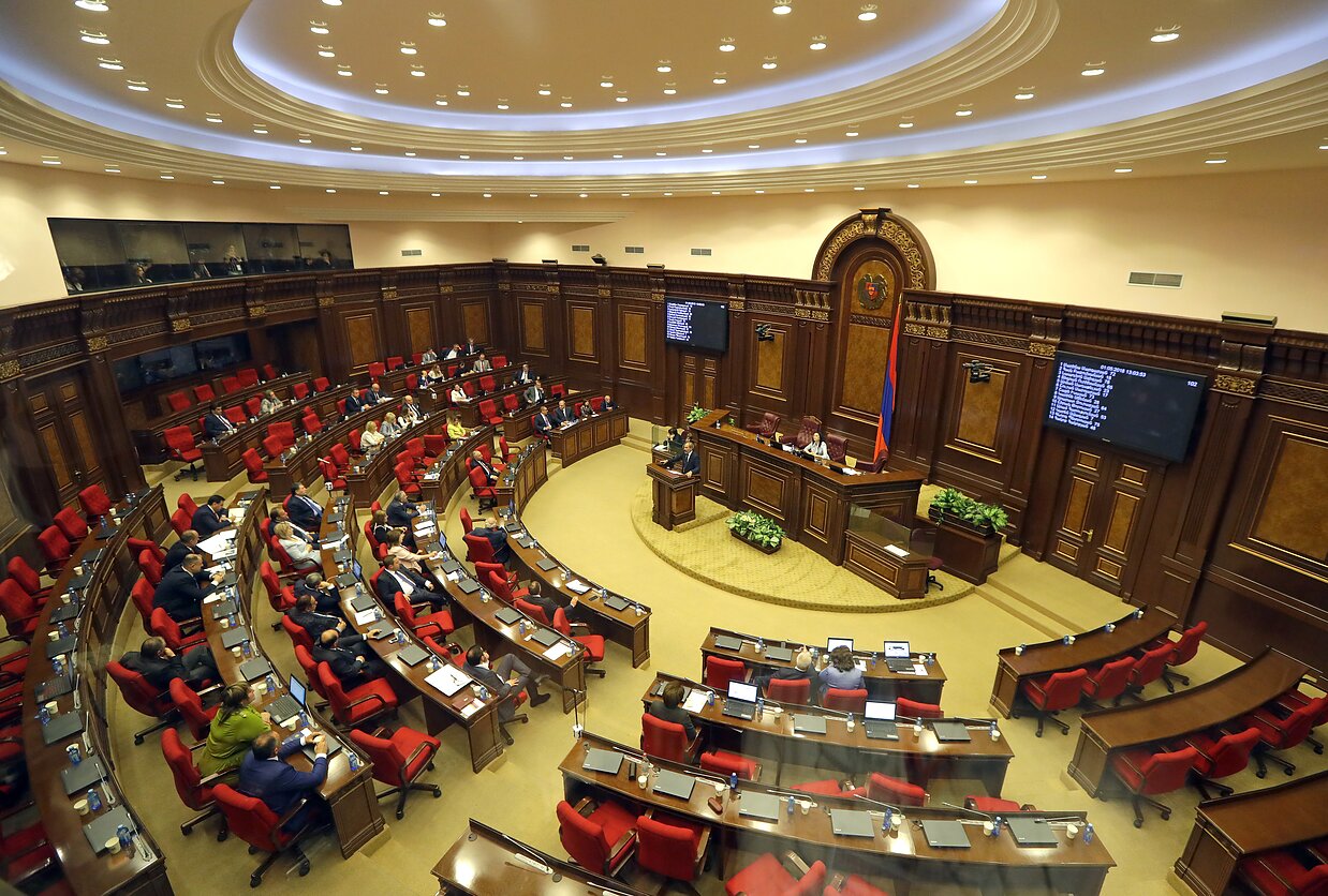 Armėnijos parlamento pirmininkas atsiprašė už tai, kad spjovė į veidą ...