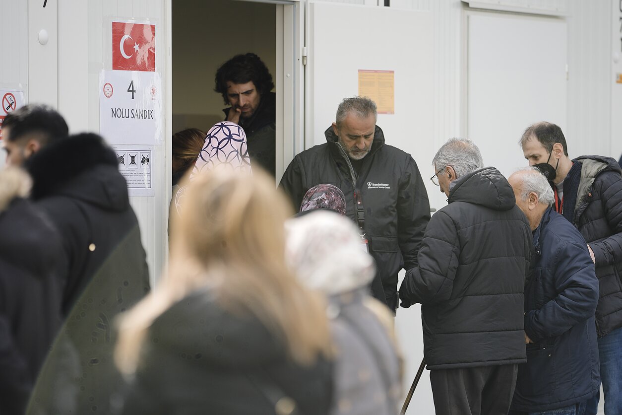 Turkijos piliečiai užsienyje pradeda balsuoti nacionaliniuose ...