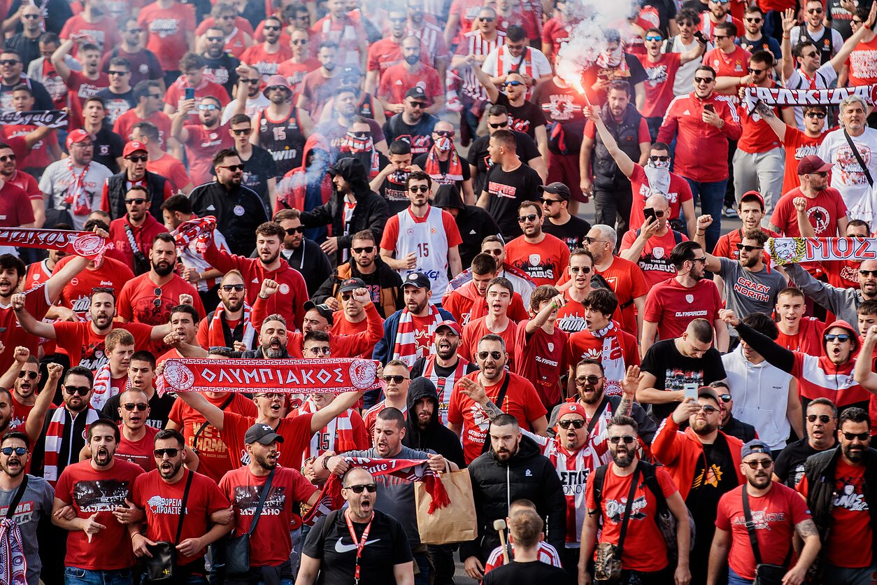 Kauno arterijos užpildytos raudona spalva – „Olympiakos“ sirgaliai ...