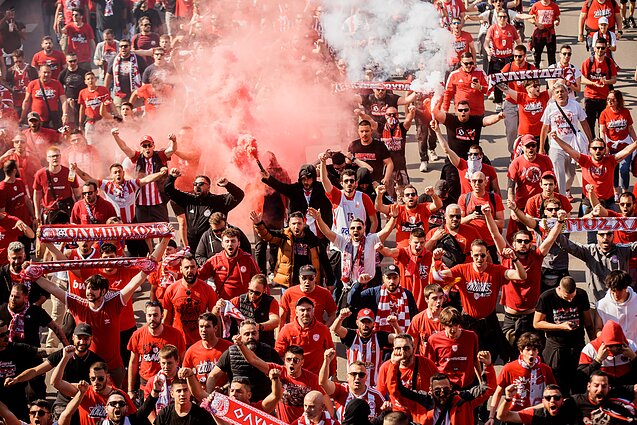 Kauno arterijos užpildytos raudona spalva – „Olympiakos“ sirgaliai ...