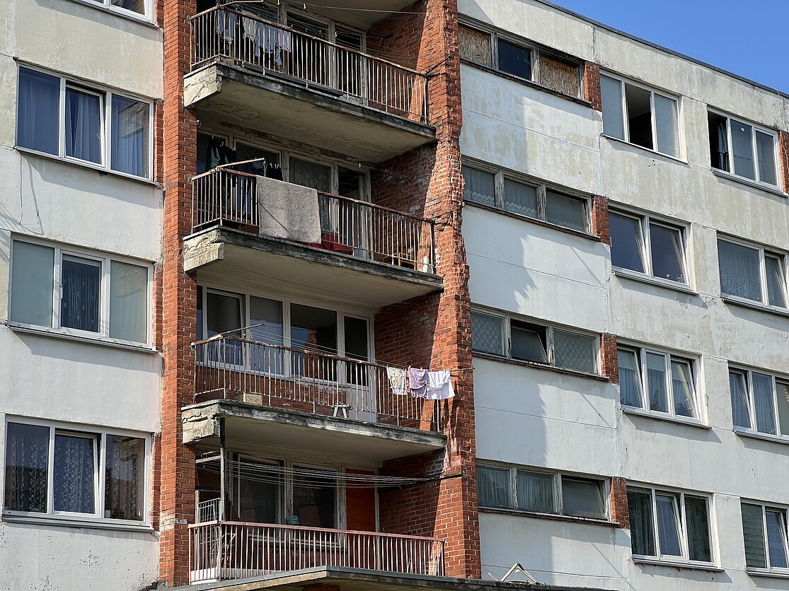 Iš antro aukšto iškritusi vienerių mergaitė tik per plauką išvengė ...