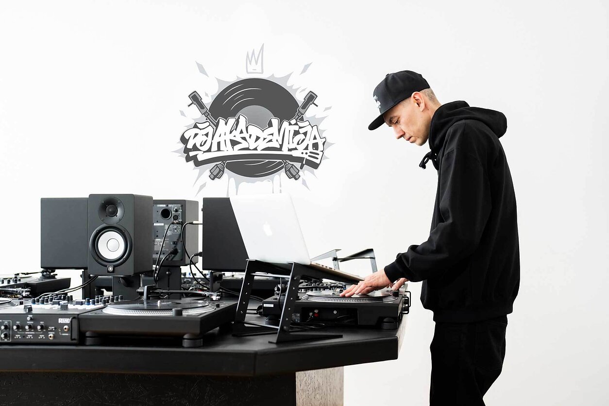 Lietuvos hiphopo veteranas DJ Dee Vilniuje įkūrė išskirtinę didžėjų ...