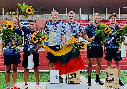 Lietuvos vėliavą nešantis augančio smūginio sporto duetas pildo ...