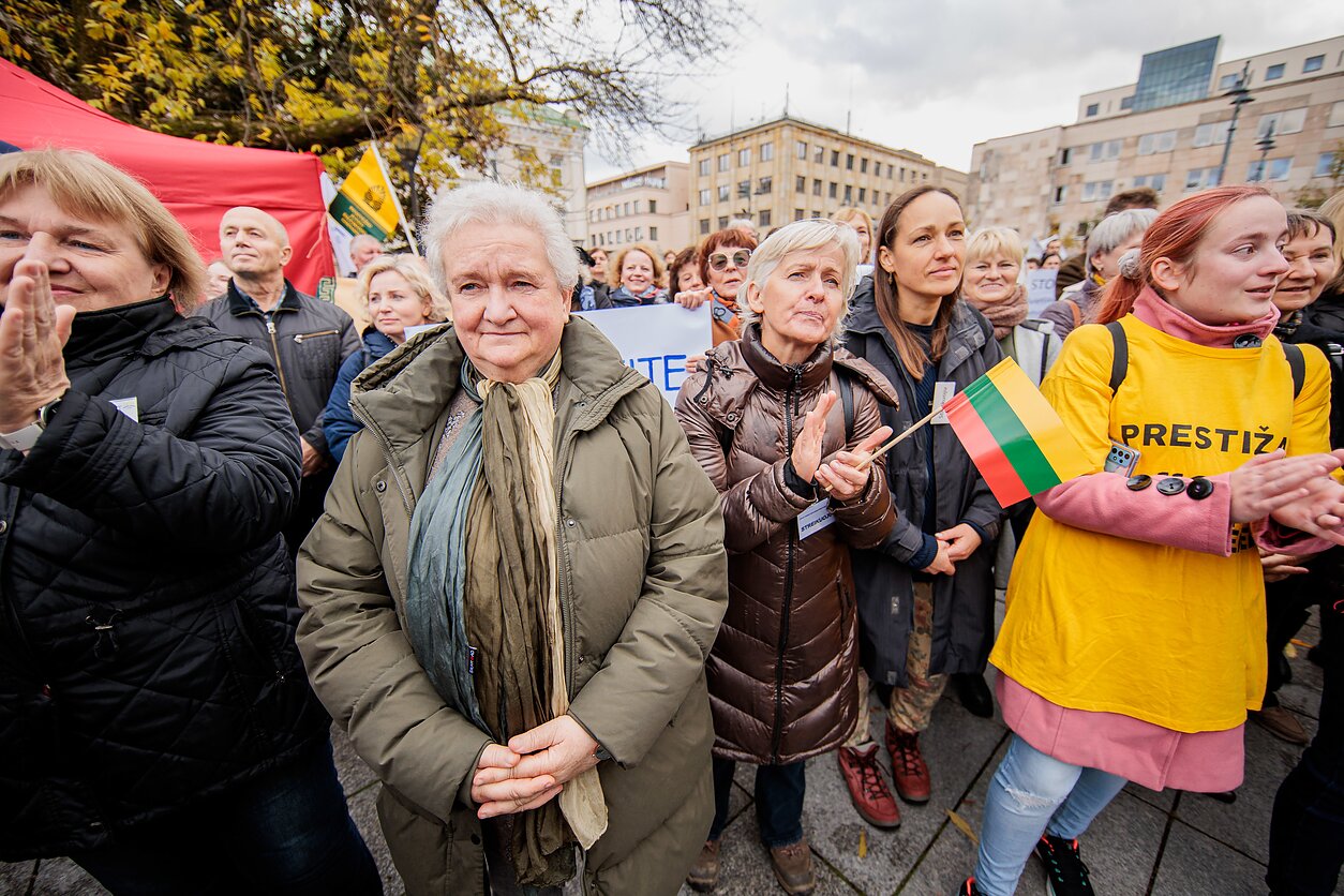 Targamadzė siūlo kelti mokytojų atlyginimus, skiriant 300 mln. eurų iš ...