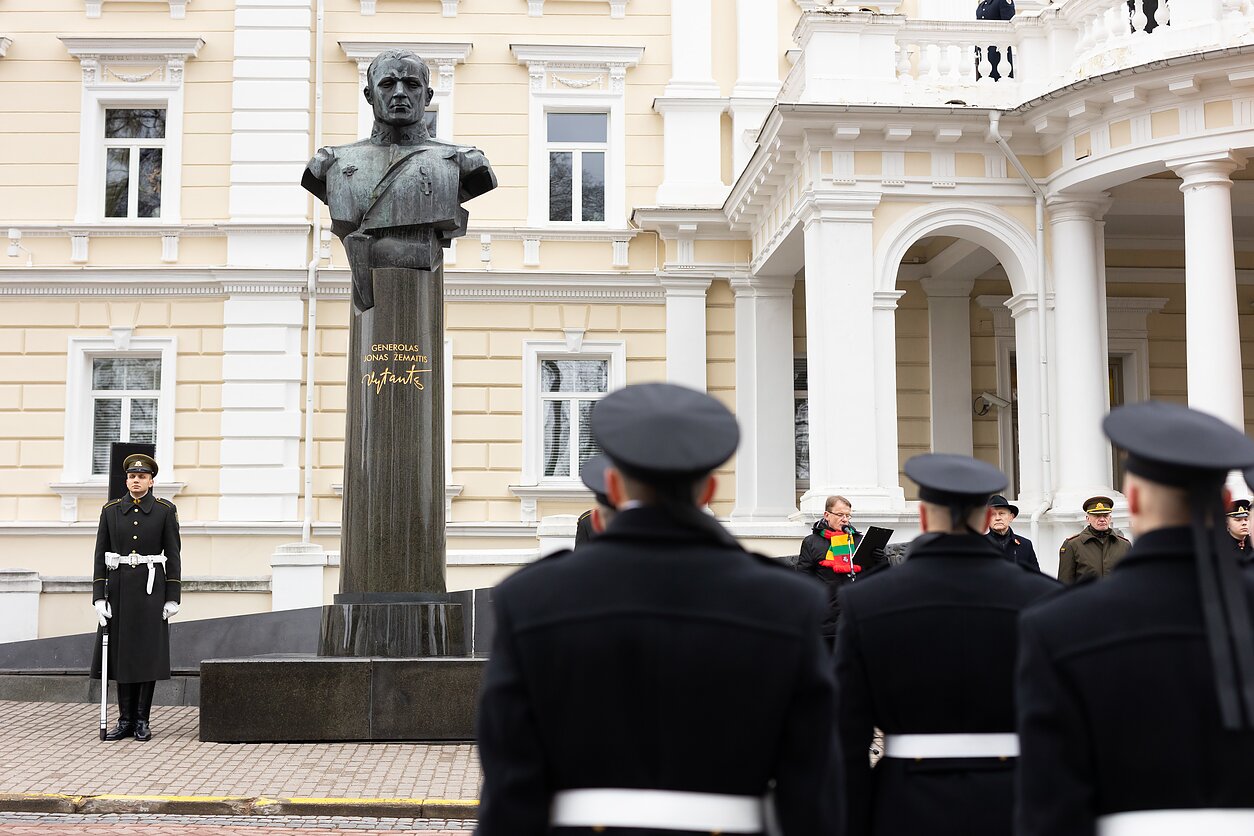 Žymių partizanų palaikus radusiems istorikams ir ekspertams skirti ...
