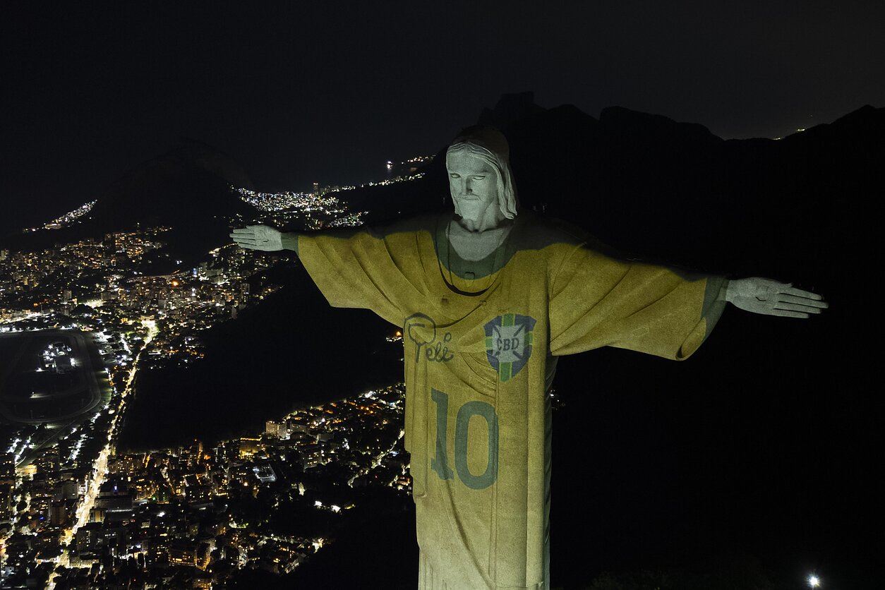 Pele mirties metinės: Kristaus statula Rio de Žaneire „aprengta ...