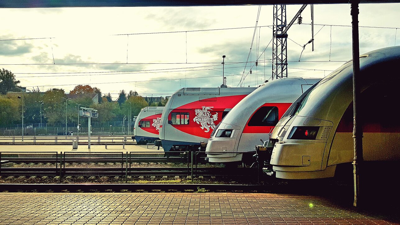 „LTG Link“ traukiniuose pradeda diegti palydovinį interneto ryšį - LRT