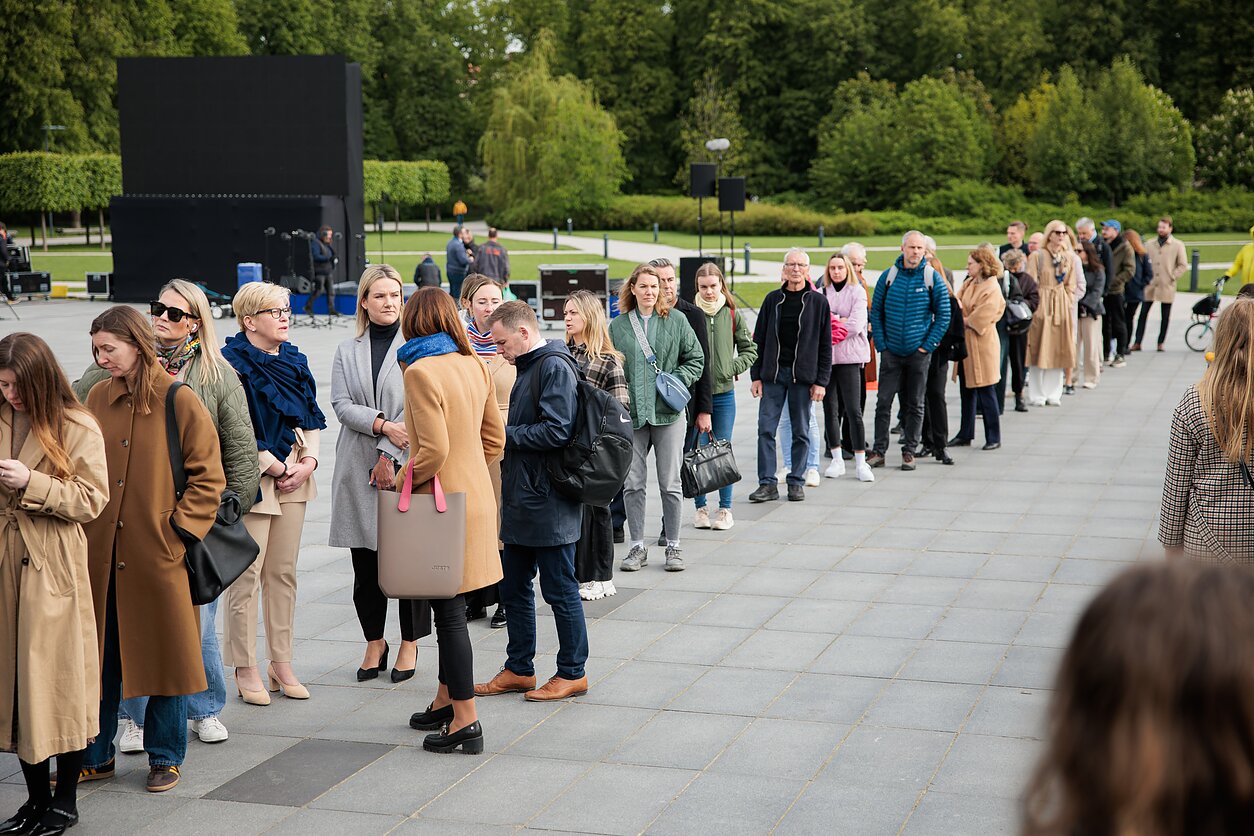 Baigiasi balsavimas namuose prezidento rinkimuose ir referendume - LRT