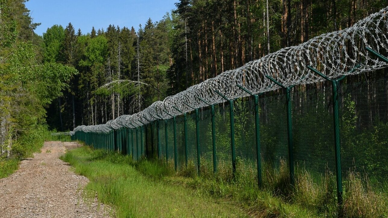 Latvija žada skirti papildomus 10 mln. eurų rytinei sienai stiprinti ...