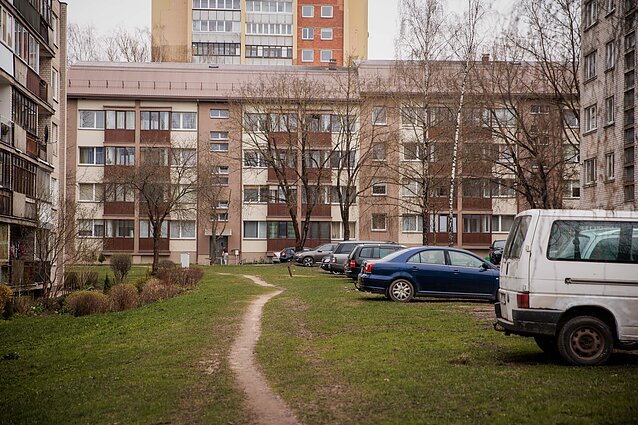 Ką daryti, jei nenaudojamas automobilis trukdo kieme? - LRT