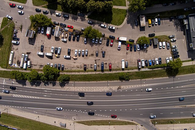 Ką daryti, jei nenaudojamas automobilis trukdo kieme? - LRT