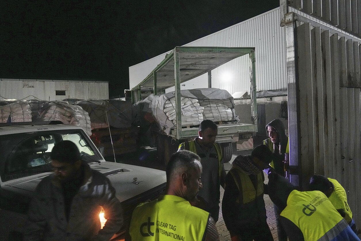 Izraelis: trečiadienį į Gazos Ruožą įvažiavo 100 humanitarinės pagalbos ...