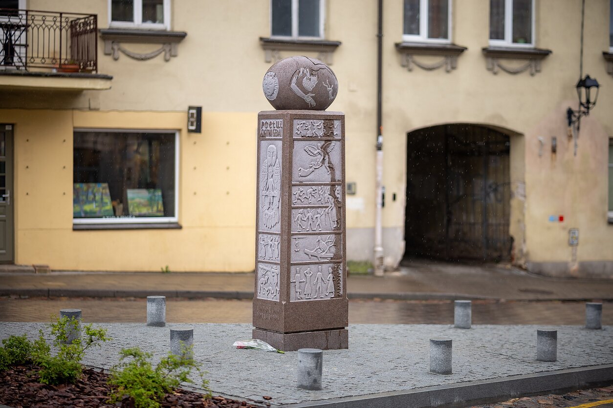 Vilniuje atidengta poetui Sigitui Gedai skirta skulptūra „Užupio ...