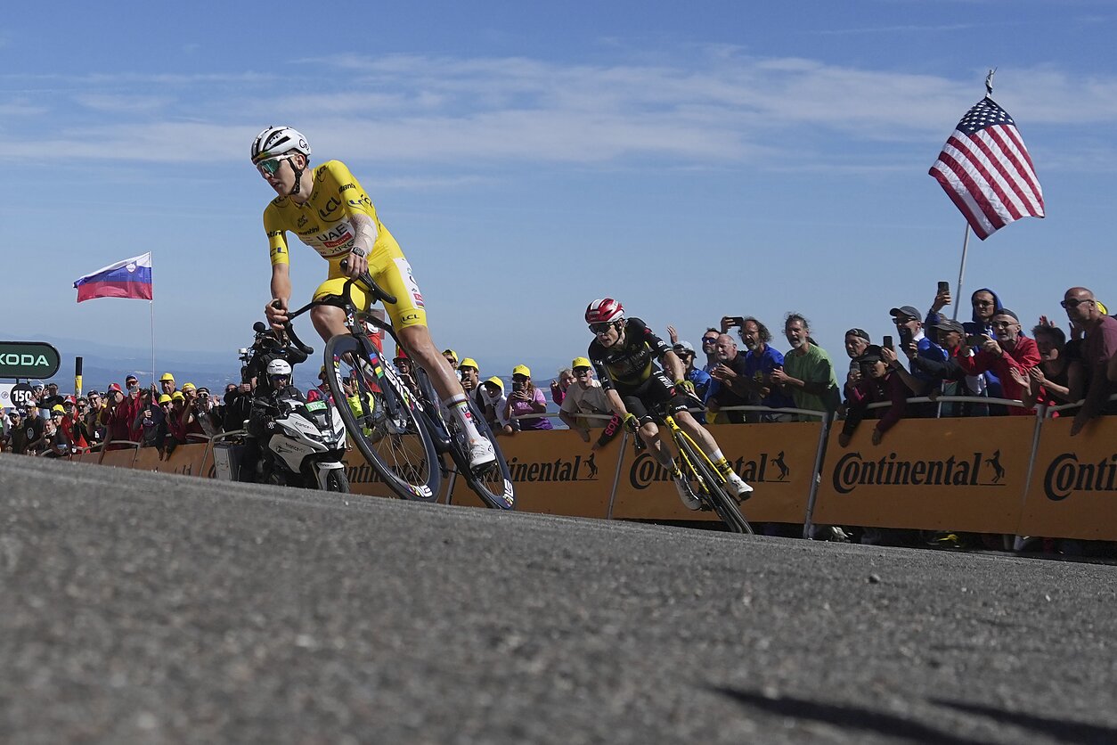 Pogačaras išlaiko lyderio pozicijas „Tour de France“ dviračių ...