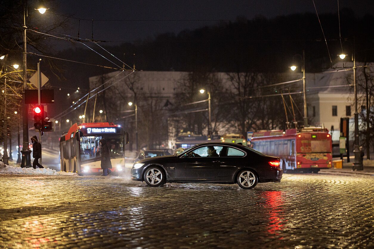„Kelių priežiūros“ atstovas: eismo sąlygos tebėra pavojingos - LRT