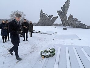 Budrys Kauno IX forte pagerbė Holokausto aukų atminimą - LRT
